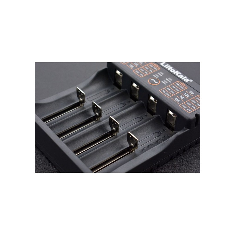 Smart Multifunctional Charger 18650 - Ni-MH / LiFePO4 / Li-on