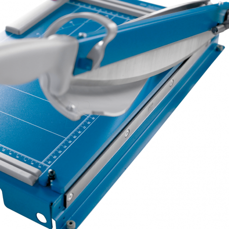 Lever guillotine with safety automatic