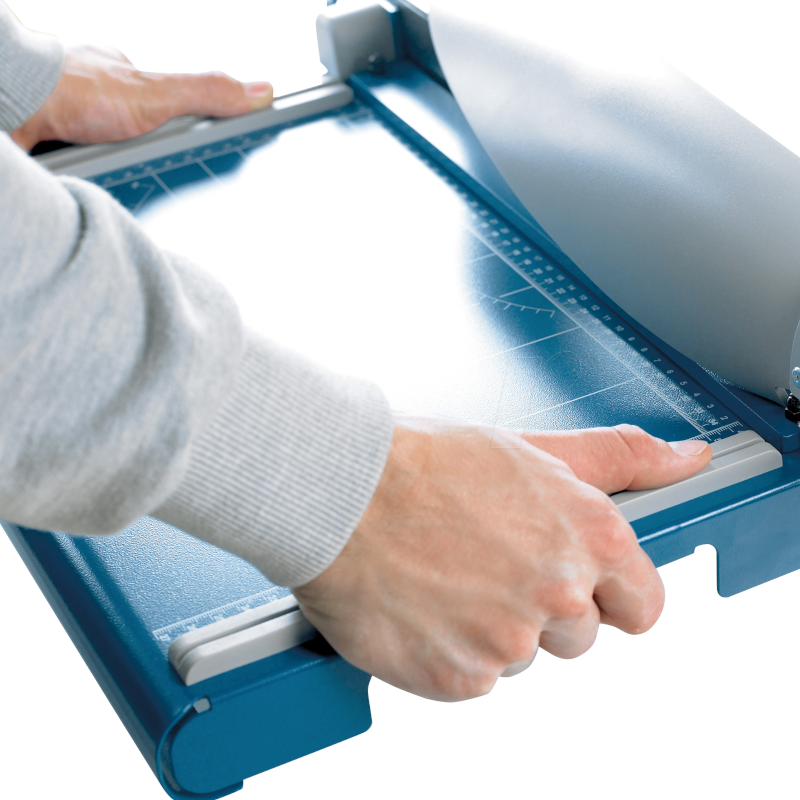 Lever guillotine with safety automatic